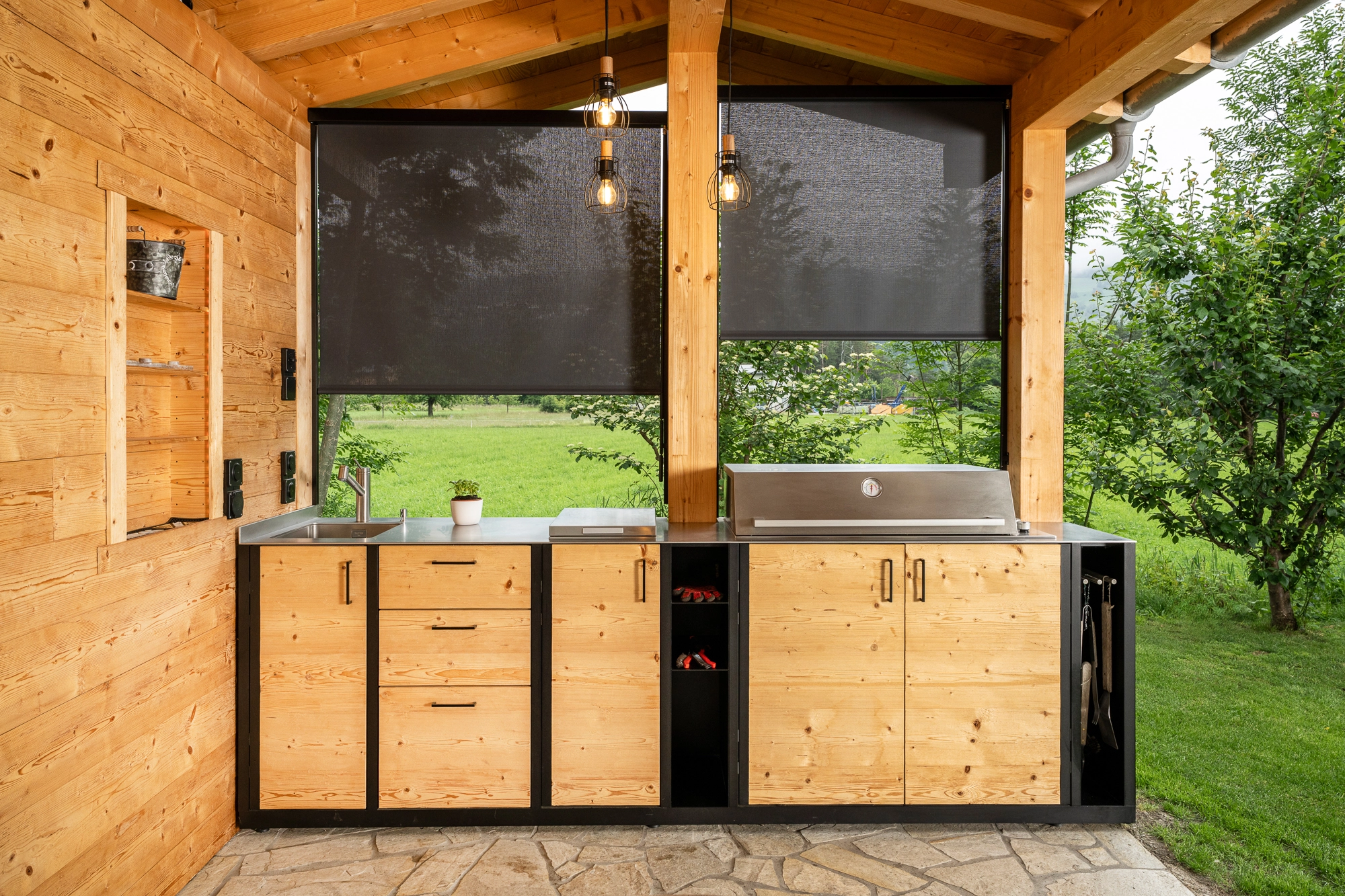 Outdoorküchen aus Edelstahl - Referenzen - Metallbau Perazzelli AG